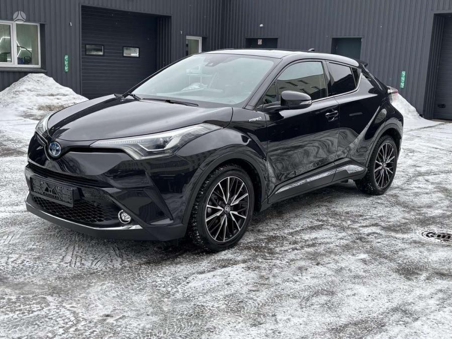 Black Toyota C-HR 2018 in Vilnius, with an engine capacity of 1.80 L and mileage of 160 thousand km for 16999 €, photo 1 on AUTOMOTO.COM.LV