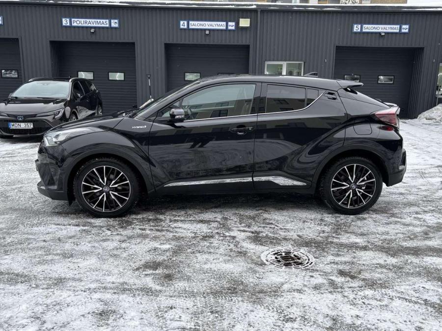 Black Toyota C-HR 2018 in Vilnius, with an engine capacity of 1.80 L and mileage of 160 thousand km for 16999 €, photo 2 on AUTOMOTO.COM.LV