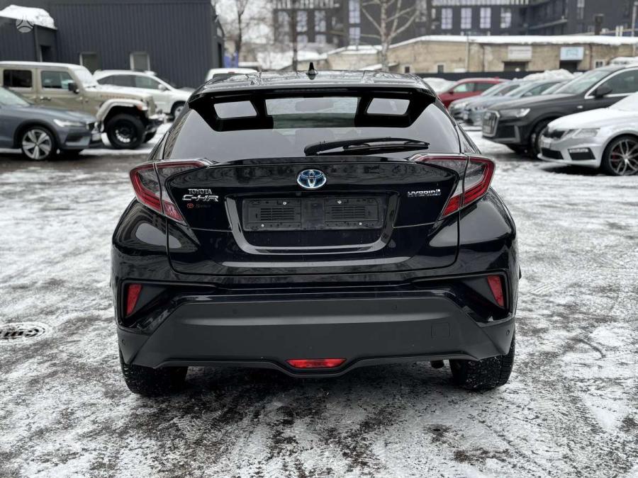 Black Toyota C-HR 2018 in Vilnius, with an engine capacity of 1.80 L and mileage of 160 thousand km for 16999 €, photo 3 on AUTOMOTO.COM.LV