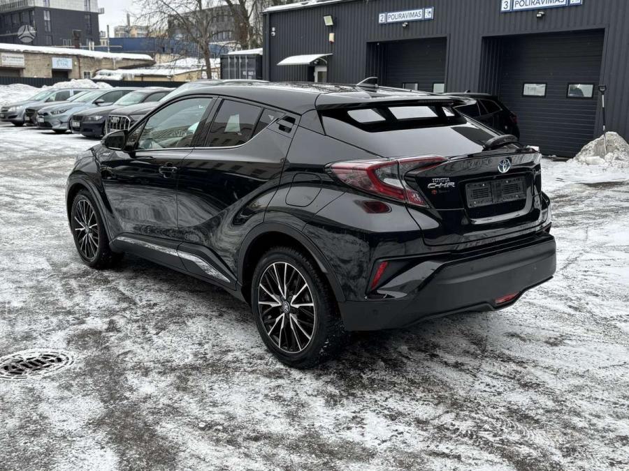 Black Toyota C-HR 2018 in Vilnius, with an engine capacity of 1.80 L and mileage of 160 thousand km for 16999 €, photo 4 on AUTOMOTO.COM.LV