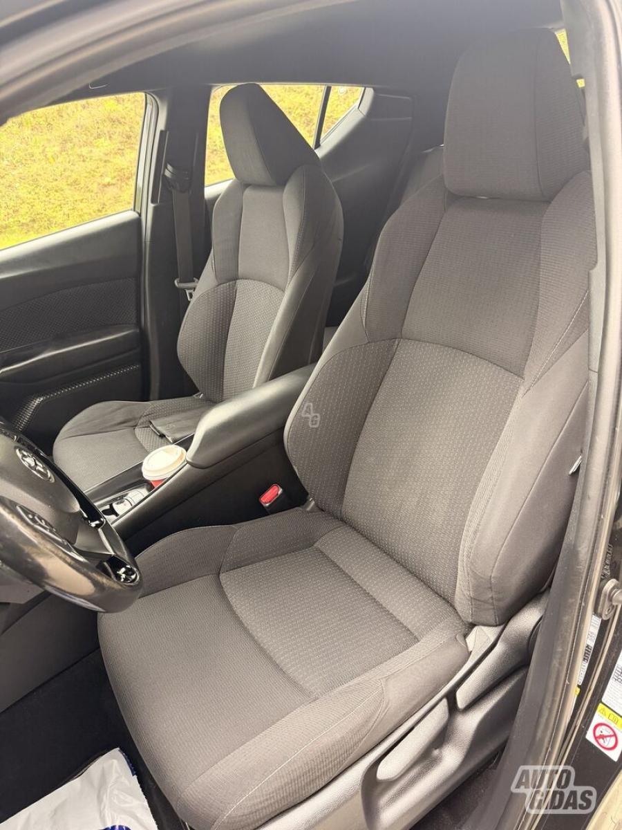 Melns Toyota C-HR 2018 Viļņa, ar dzinēja tilpumu 1.80 L un nobraukumu 122 tūkst. km par 16350 €, foto 13 vietnē AUTOMOTO.COM.LV
