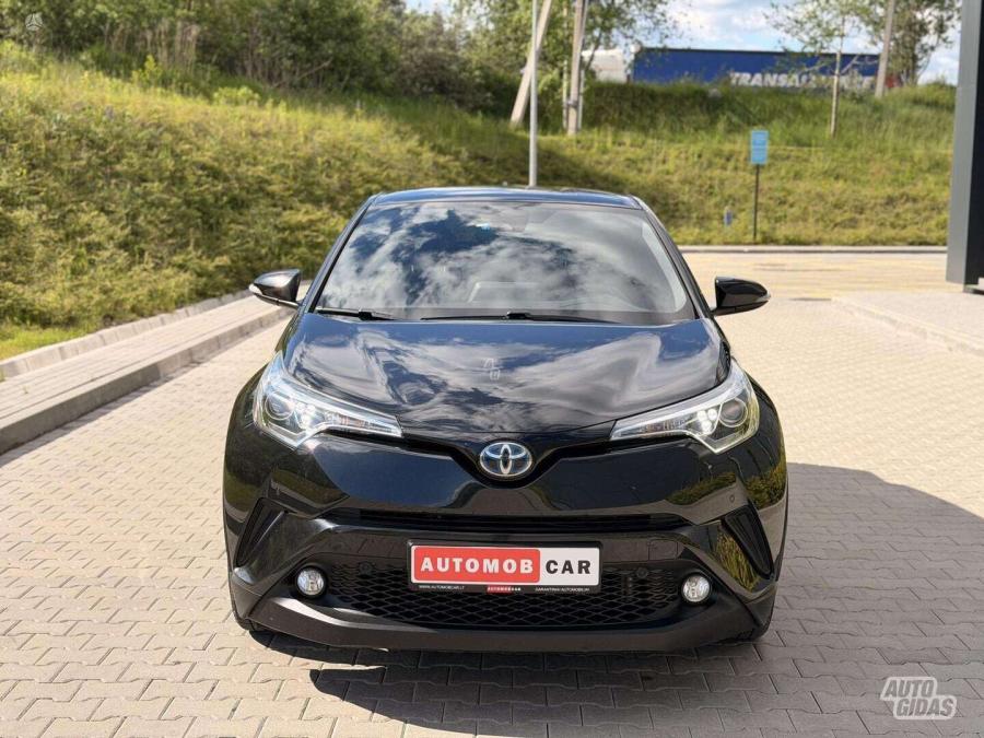 Black Toyota C-HR 2018 in Vilnius, with an engine capacity of 1.80 L and mileage of 132 thousand km for 17650 €, photo 3 on AUTOMOTO.COM.LV