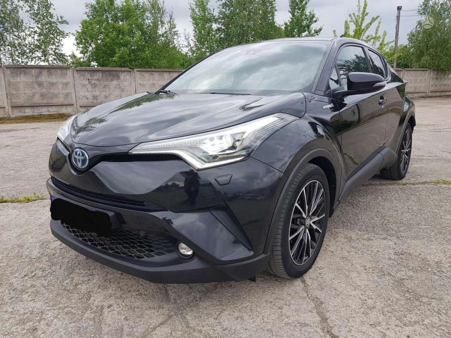 Black Toyota C-HR 2018 in Siauliai, with an engine capacity of 1.80 L and mileage of 117 thousand km for 17900 €, photo 1 on AUTOMOTO.COM.LV