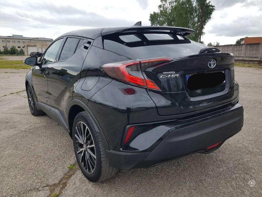 Black Toyota C-HR 2018 in Siauliai, with an engine capacity of 1.80 L and mileage of 117 thousand km for 17900 €, photo 8 on AUTOMOTO.COM.LV