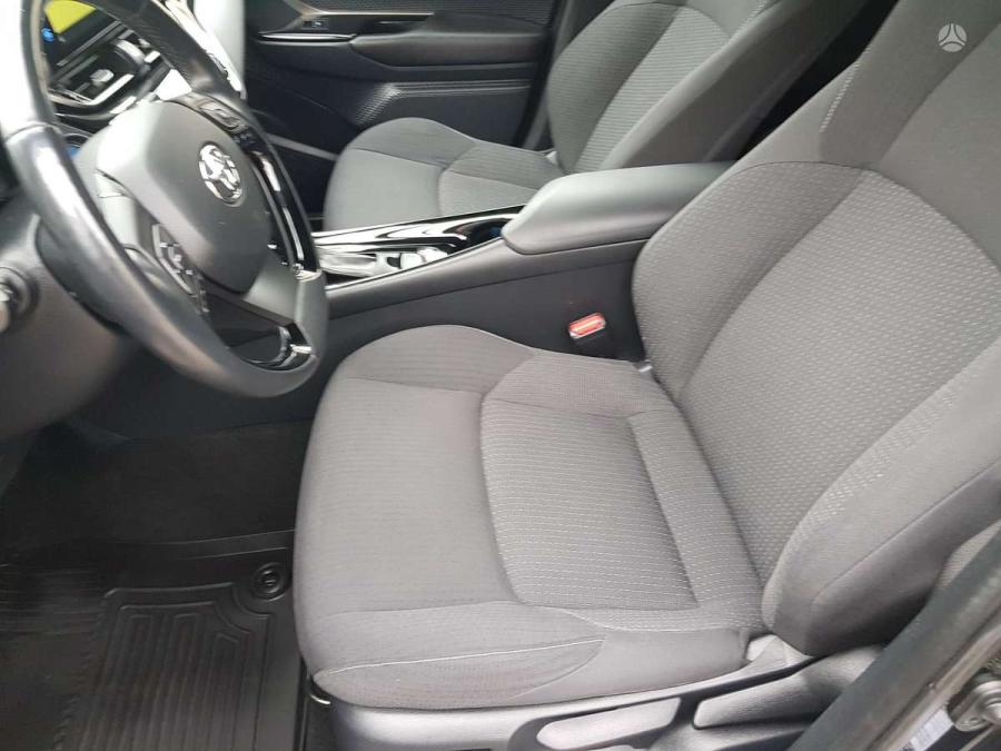 Black Toyota C-HR 2018 in Siauliai, with an engine capacity of 1.80 L and mileage of 117 thousand km for 17900 €, photo 11 on AUTOMOTO.COM.LV