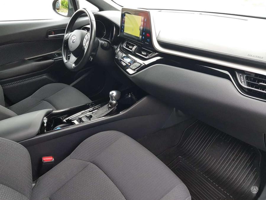 Black Toyota C-HR 2018 in Siauliai, with an engine capacity of 1.80 L and mileage of 117 thousand km for 17900 €, photo 12 on AUTOMOTO.COM.LV