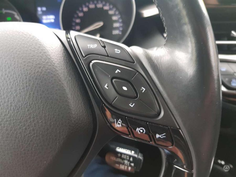 Black Toyota C-HR 2018 in Siauliai, with an engine capacity of 1.80 L and mileage of 117 thousand km for 17900 €, photo 17 on AUTOMOTO.COM.LV