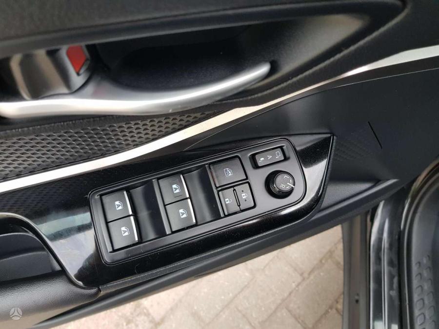 Black Toyota C-HR 2018 in Siauliai, with an engine capacity of 1.80 L and mileage of 117 thousand km for 17900 €, photo 19 on AUTOMOTO.COM.LV