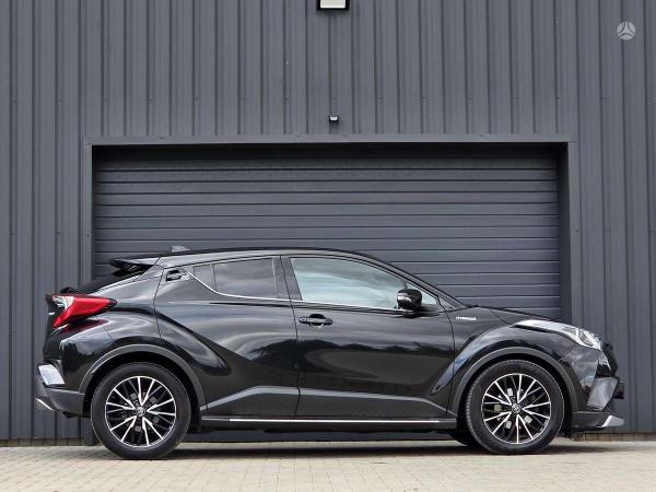 Black Toyota C-HR 2018 in Kaunas, with an engine capacity of 1.80 L and mileage of 198 thousand km for 15850 €, photo 7 on AUTOMOTO.COM.LV