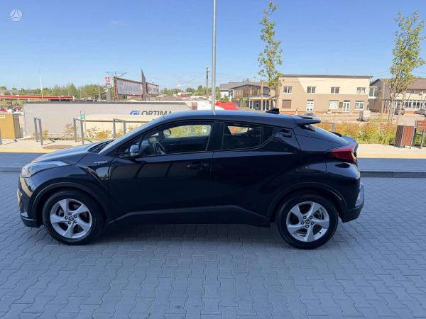 Black Toyota C-HR 2018 in Vilnius, with an engine capacity of 1.80 L and mileage of 83 thousand km for 17450 €, photo 3 on AUTOMOTO.COM.LV