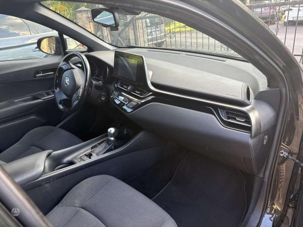 Black Toyota C-HR 2018 in Vilnius, with an engine capacity of 1.20 L and mileage of 198 thousand km for 9250 €, photo 5 on AUTOMOTO.COM.LV