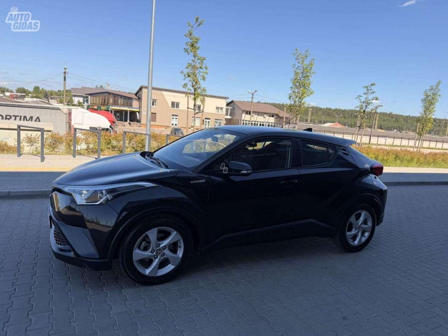 Melns Toyota C-HR 2018 Viļņa, ar dzinēja tilpumu 1.80 L un nobraukumu 83 tūkst. km par 17450 €, foto 3 vietnē AUTOMOTO.COM.LV