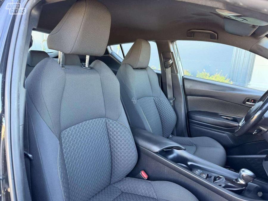 Melns Toyota C-HR 2018 Viļņa, ar dzinēja tilpumu 1.80 L un nobraukumu 83 tūkst. km par 17450 €, foto 22 vietnē AUTOMOTO.COM.LV