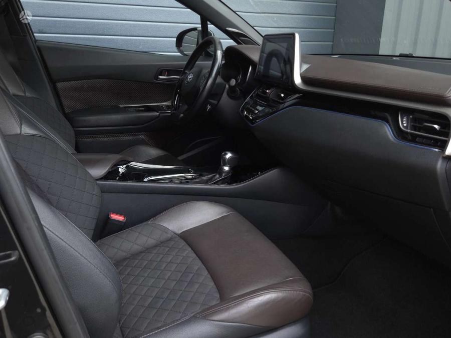 Black Toyota C-HR 2018 in Kaunas, with an engine capacity of 1.80 L and mileage of 198 thousand km for 15999 €, photo 15 on AUTOMOTO.COM.LV