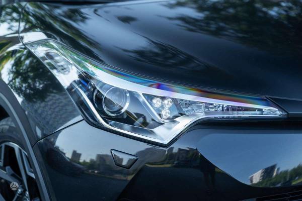 Melns Toyota C-HR 2018 Viļņa, ar dzinēja tilpumu 1.80 L un nobraukumu 183 tūkst. km par 14900 €, foto 3 vietnē AUTOMOTO.COM.LV