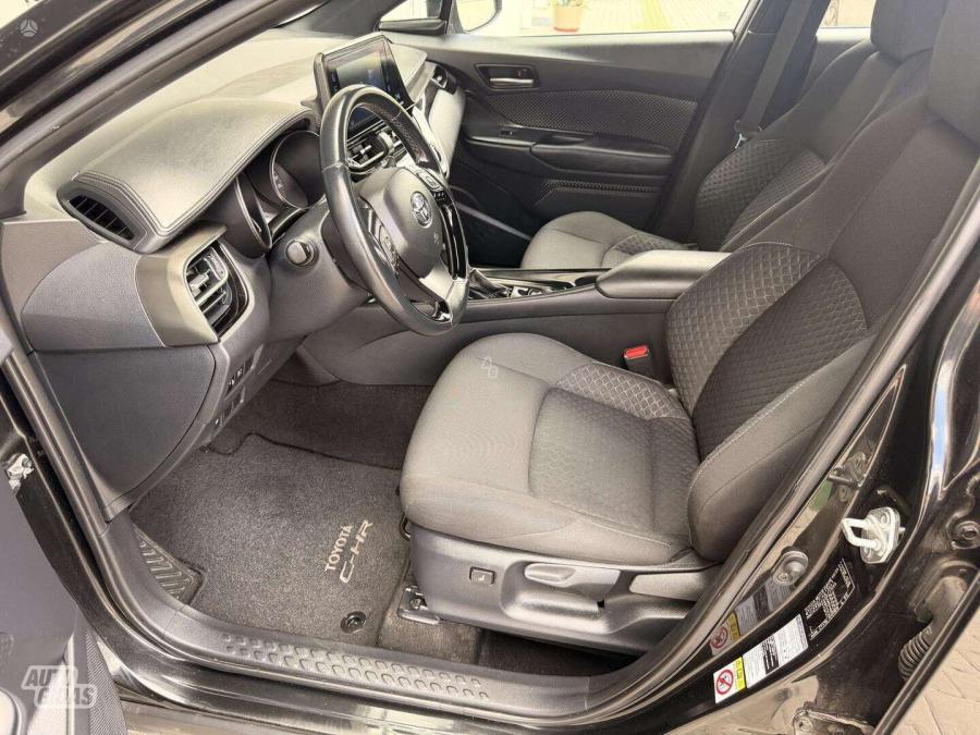 Melns Toyota C-HR 2018 Viļņa, ar dzinēja tilpumu 1.80 L un nobraukumu 83 tūkst. km par 16950 €, foto 17 vietnē AUTOMOTO.COM.LV
