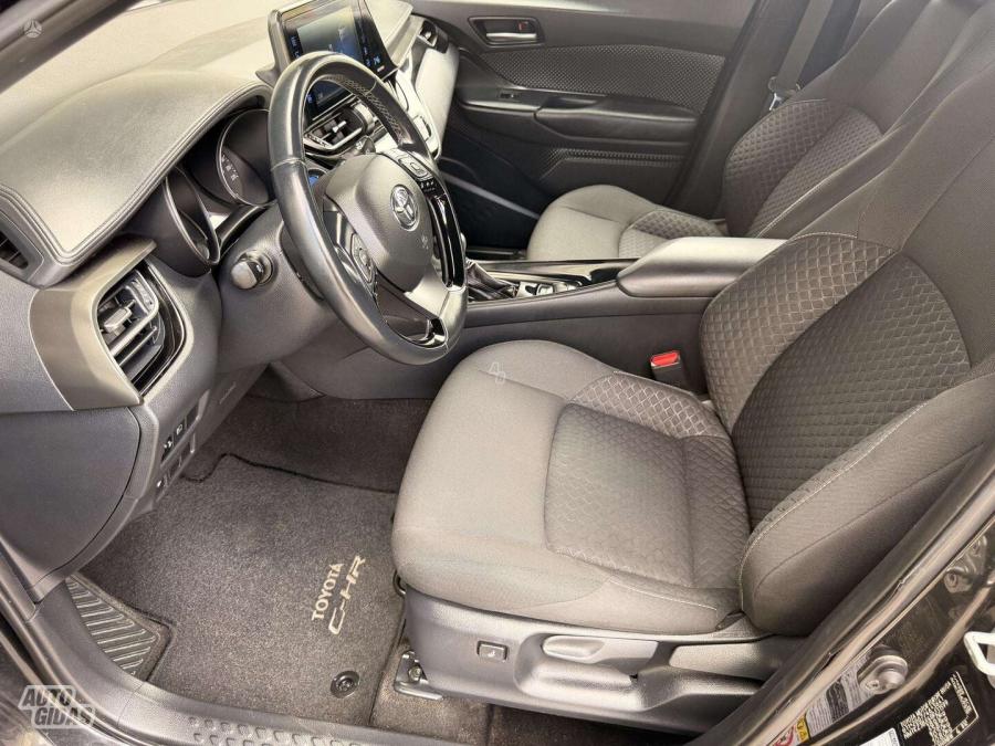 Black Toyota C-HR 2018 in Vilnius, with an engine capacity of 1.80 L and mileage of 83 thousand km for 16950 €, photo 21 on AUTOMOTO.COM.LV