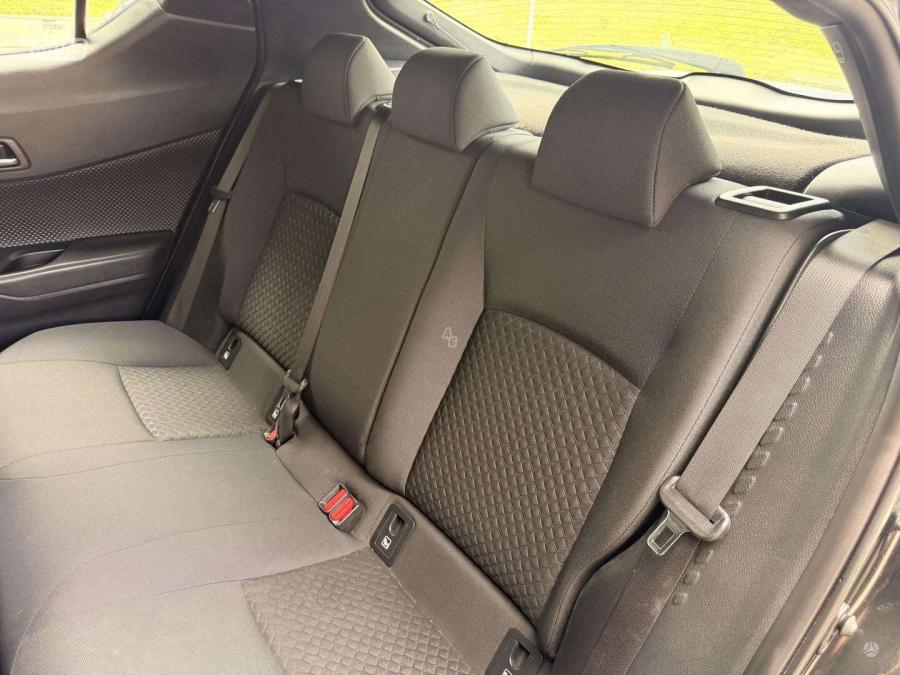 Black Toyota C-HR 2018 in Vilnius, with an engine capacity of 1.80 L and mileage of 83 thousand km for 16950 €, photo 25 on AUTOMOTO.COM.LV