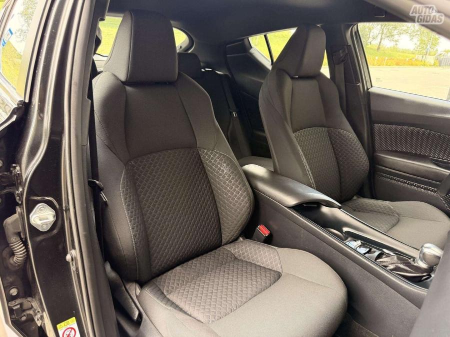 Black Toyota C-HR 2018 in Vilnius, with an engine capacity of 1.80 L and mileage of 83 thousand km for 16950 €, photo 30 on AUTOMOTO.COM.LV