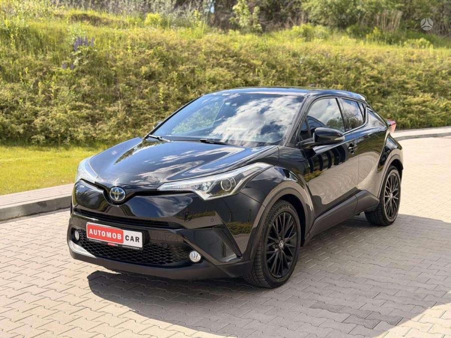 Black Toyota C-HR 2018 in Vilnius, with an engine capacity of 1.80 L and mileage of 132 thousand km for 17350 €, photo 1 on AUTOMOTO.COM.LV