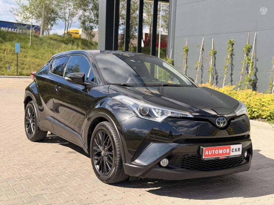 Black Toyota C-HR 2018 in Vilnius, with an engine capacity of 1.80 L and mileage of 132 thousand km for 17350 €, photo 4 on AUTOMOTO.COM.LV