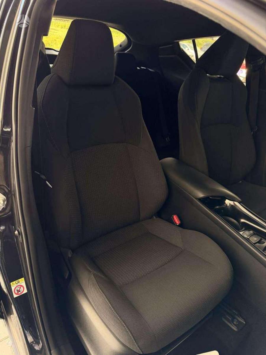 Black Toyota C-HR 2018 in Vilnius, with an engine capacity of 1.80 L and mileage of 132 thousand km for 17350 €, photo 16 on AUTOMOTO.COM.LV