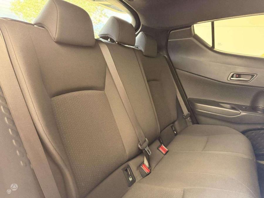 Black Toyota C-HR 2018 in Vilnius, with an engine capacity of 1.80 L and mileage of 132 thousand km for 17350 €, photo 18 on AUTOMOTO.COM.LV