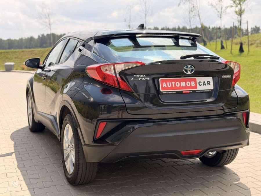 Black Toyota C-HR 2018 in Vilnius, with an engine capacity of 1.80 L and mileage of 83 thousand km for 16950 €, photo 6 on AUTOMOTO.COM.LV