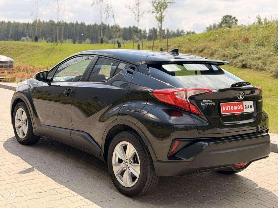 Black Toyota C-HR 2018 in Vilnius, with an engine capacity of 1.80 L and mileage of 83 thousand km for 16950 €, photo 7 on AUTOMOTO.COM.LV