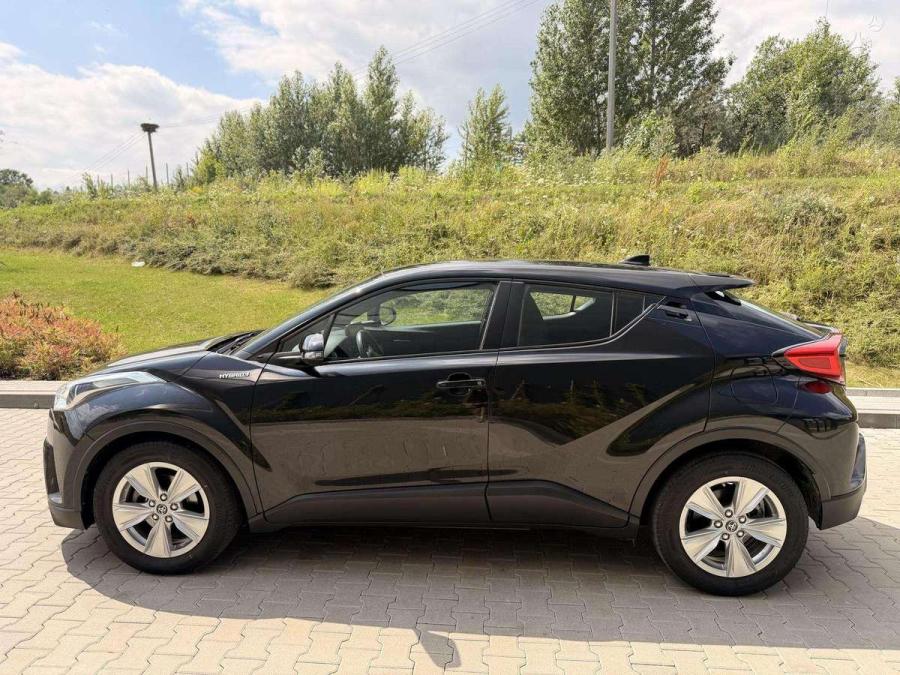 Black Toyota C-HR 2018 in Vilnius, with an engine capacity of 1.80 L and mileage of 83 thousand km for 16950 €, photo 8 on AUTOMOTO.COM.LV