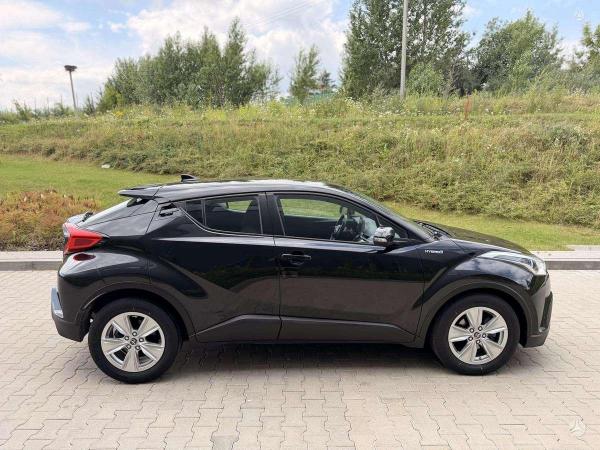Black Toyota C-HR 2018 in Vilnius, with an engine capacity of 1.80 L and mileage of 83 thousand km for 16950 €, photo 8 on AUTOMOTO.COM.LV