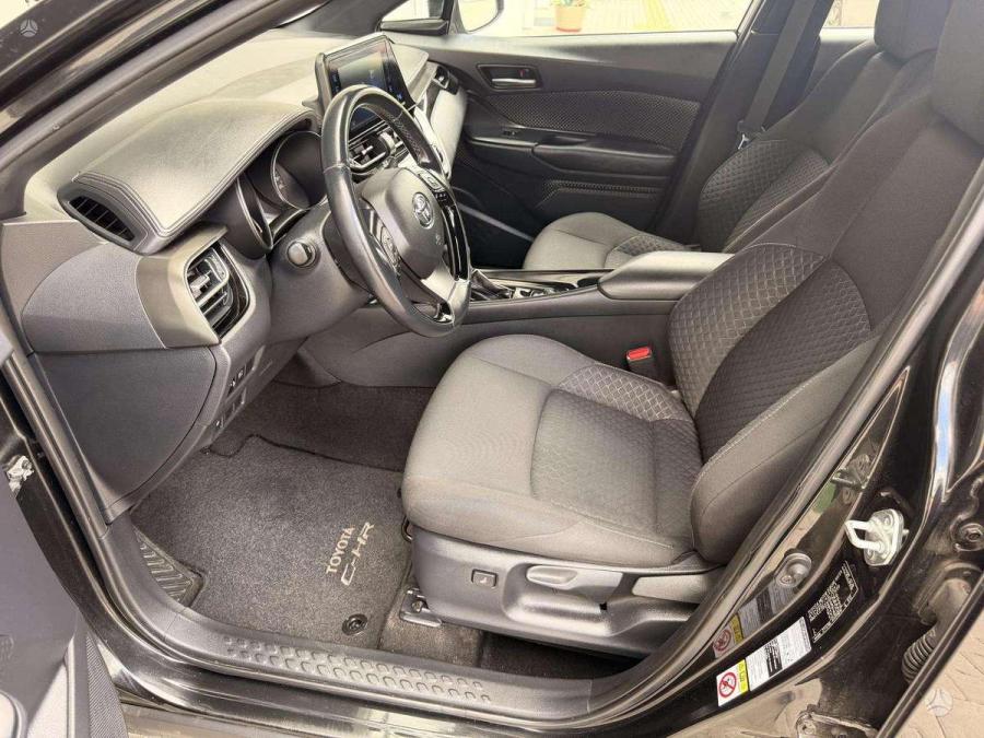 Black Toyota C-HR 2018 in Vilnius, with an engine capacity of 1.80 L and mileage of 83 thousand km for 16950 €, photo 17 on AUTOMOTO.COM.LV