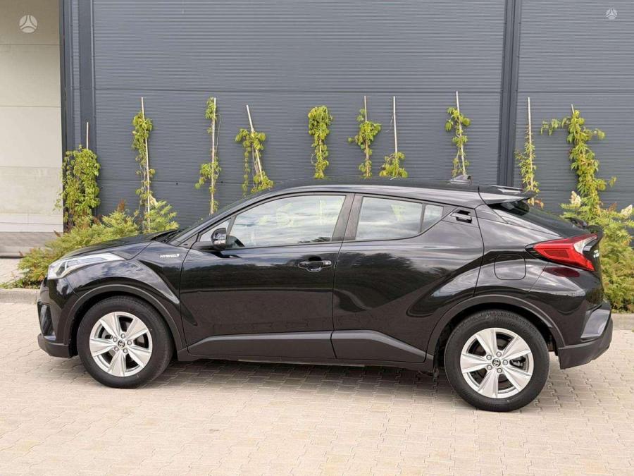 Black Toyota C-HR 2018 in Vilnius, with an engine capacity of 1.80 L and mileage of 83 thousand km for 16950 €, photo 19 on AUTOMOTO.COM.LV