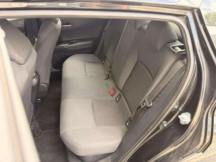 Black Toyota C-HR 2018 in Vilnius, with an engine capacity of 1.80 L and mileage of 83 thousand km for 16950 €, photo 24 on AUTOMOTO.COM.LV