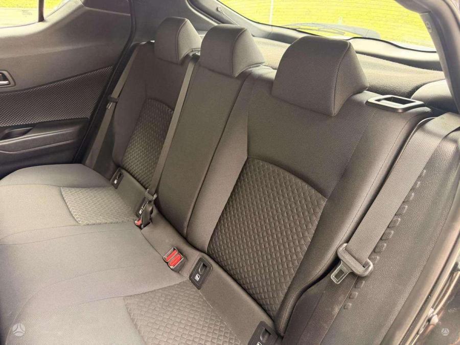 Black Toyota C-HR 2018 in Vilnius, with an engine capacity of 1.80 L and mileage of 83 thousand km for 16950 €, photo 25 on AUTOMOTO.COM.LV