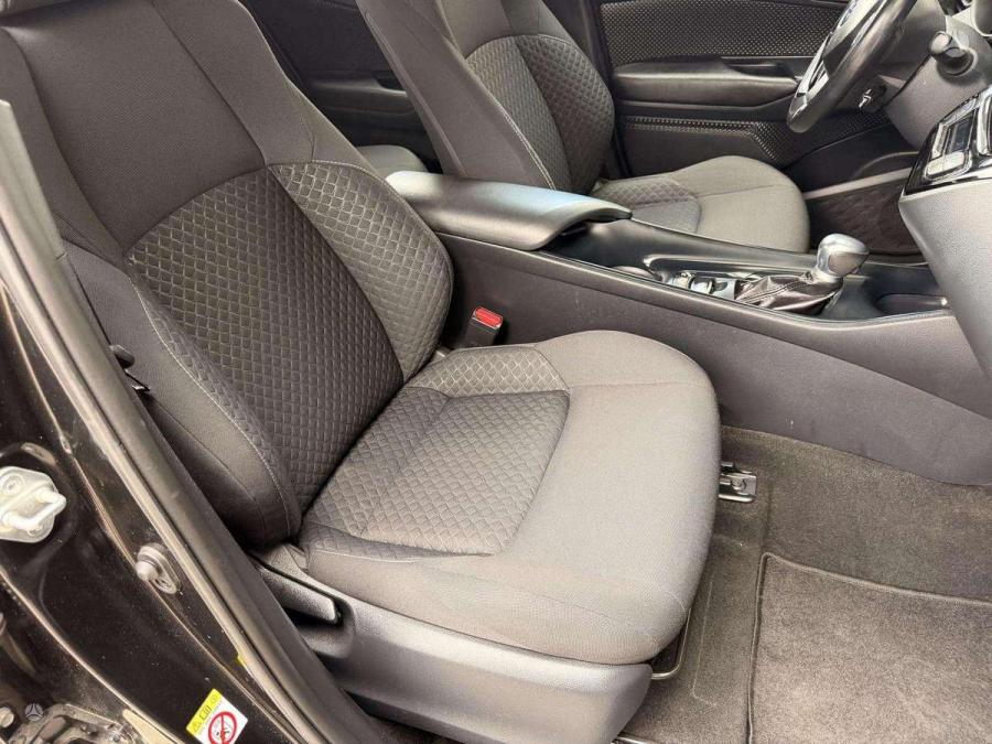 Black Toyota C-HR 2018 in Vilnius, with an engine capacity of 1.80 L and mileage of 83 thousand km for 16950 €, photo 31 on AUTOMOTO.COM.LV