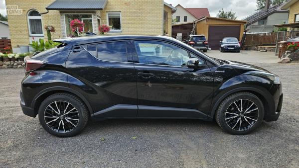 Black Toyota C-HR 2018 in Panevezys, with an engine capacity of 1.80 L and mileage of 129 thousand km for 17600 €, photo 3 on AUTOMOTO.COM.LV