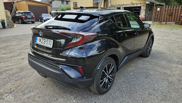 Black Toyota C-HR 2018 in Panevezys, with an engine capacity of 1.80 L and mileage of 129 thousand km for 17600 €, photo 4 on AUTOMOTO.COM.LV
