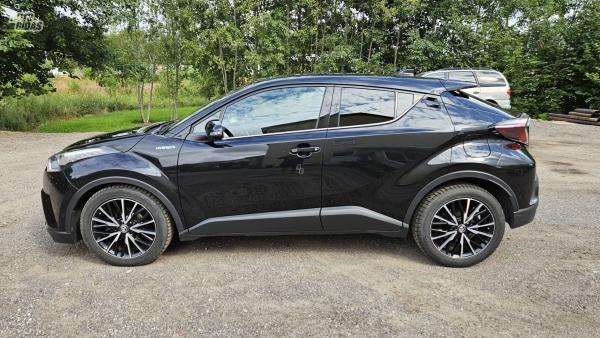 Black Toyota C-HR 2018 in Panevezys, with an engine capacity of 1.80 L and mileage of 129 thousand km for 17600 €, photo 7 on AUTOMOTO.COM.LV