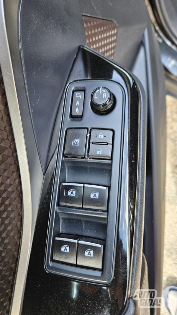 Black Toyota C-HR 2018 in Panevezys, with an engine capacity of 1.80 L and mileage of 129 thousand km for 17600 €, photo 10 on AUTOMOTO.COM.LV