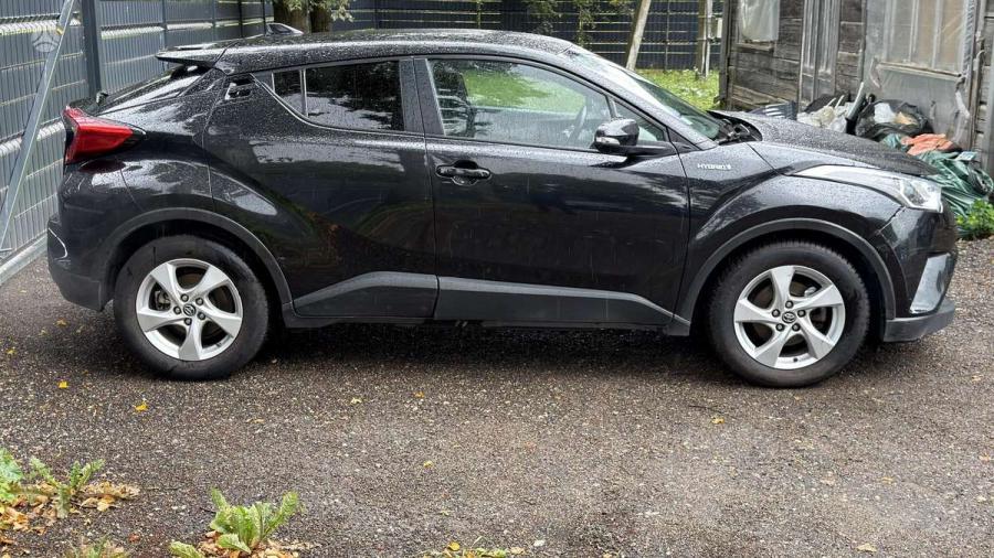 Черный Тойота C-HR 2018 в Ионава, объемом двигателя 1.80 л и пробегом 230 тыс. км за 9300 €, фото 9 на AUTOMOTO.COM.LV