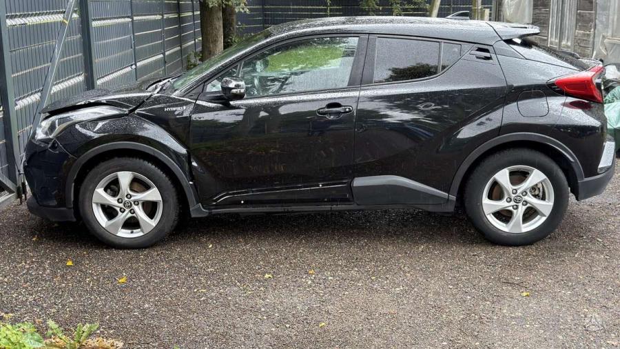 Черный Тойота C-HR 2018 в Ионава, объемом двигателя 1.80 л и пробегом 230 тыс. км за 9300 €, фото 13 на AUTOMOTO.COM.LV