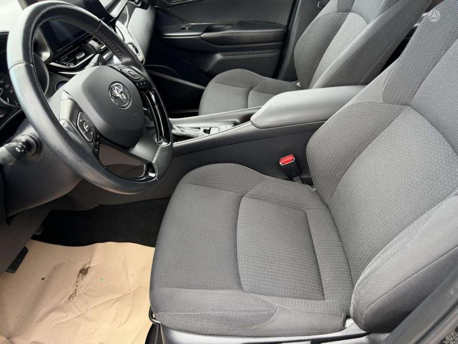 Черный Тойота C-HR 2018 в Утена, объемом двигателя 1.80 л и пробегом 220 тыс. км за 12990 €, фото 6 на AUTOMOTO.COM.LV
