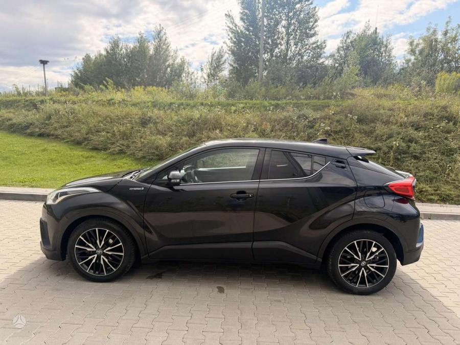 Black Toyota C-HR 2018 in Vilnius, with an engine capacity of 1.80 L and mileage of 133 thousand km for 16500 €, photo 9 on AUTOMOTO.COM.LV