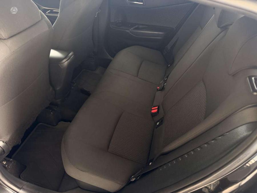 Black Toyota C-HR 2018 in Vilnius, with an engine capacity of 1.80 L and mileage of 133 thousand km for 16500 €, photo 13 on AUTOMOTO.COM.LV