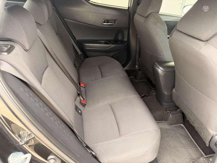 Black Toyota C-HR 2018 in Vilnius, with an engine capacity of 1.80 L and mileage of 133 thousand km for 16500 €, photo 16 on AUTOMOTO.COM.LV