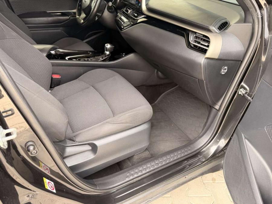 Black Toyota C-HR 2018 in Vilnius, with an engine capacity of 1.80 L and mileage of 133 thousand km for 16500 €, photo 18 on AUTOMOTO.COM.LV