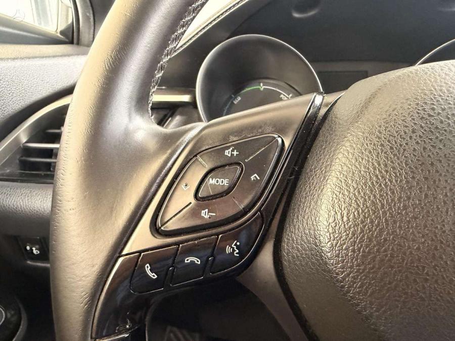 Black Toyota C-HR 2018 in Vilnius, with an engine capacity of 1.80 L and mileage of 133 thousand km for 16500 €, photo 22 on AUTOMOTO.COM.LV