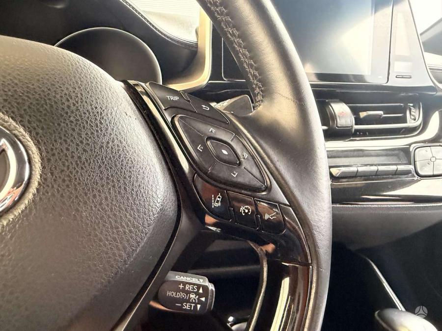Black Toyota C-HR 2018 in Vilnius, with an engine capacity of 1.80 L and mileage of 133 thousand km for 16500 €, photo 23 on AUTOMOTO.COM.LV