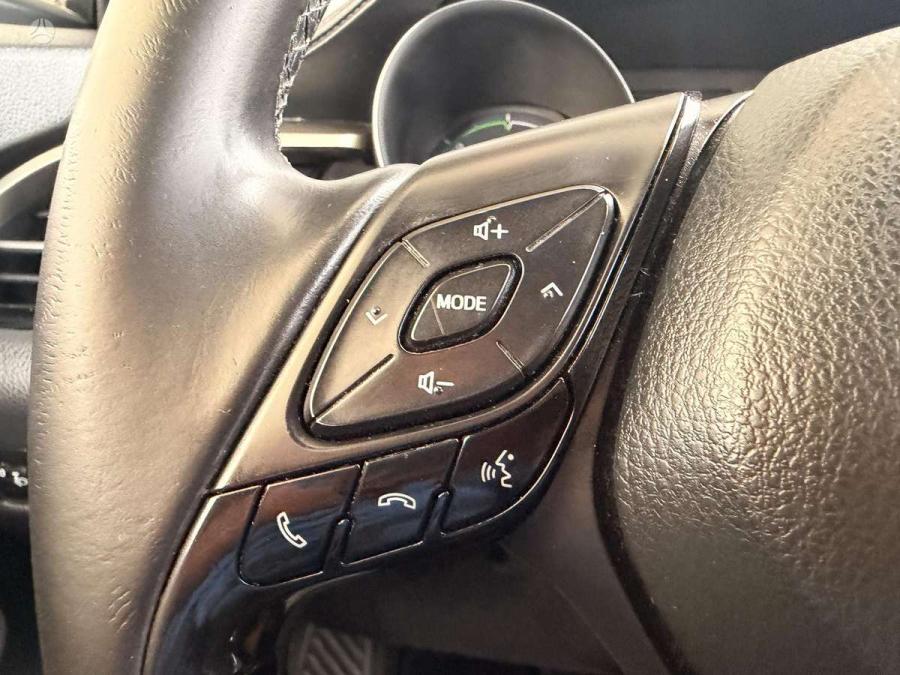 Black Toyota C-HR 2018 in Vilnius, with an engine capacity of 1.80 L and mileage of 133 thousand km for 16500 €, photo 24 on AUTOMOTO.COM.LV